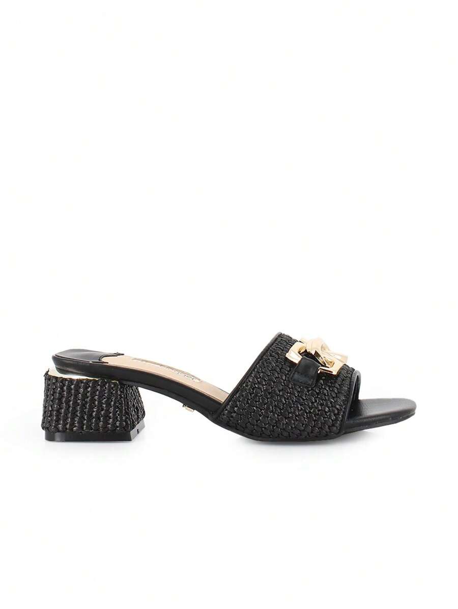 Gevlochten raffia sandalen met hardware op de bovenkant met een brede ...