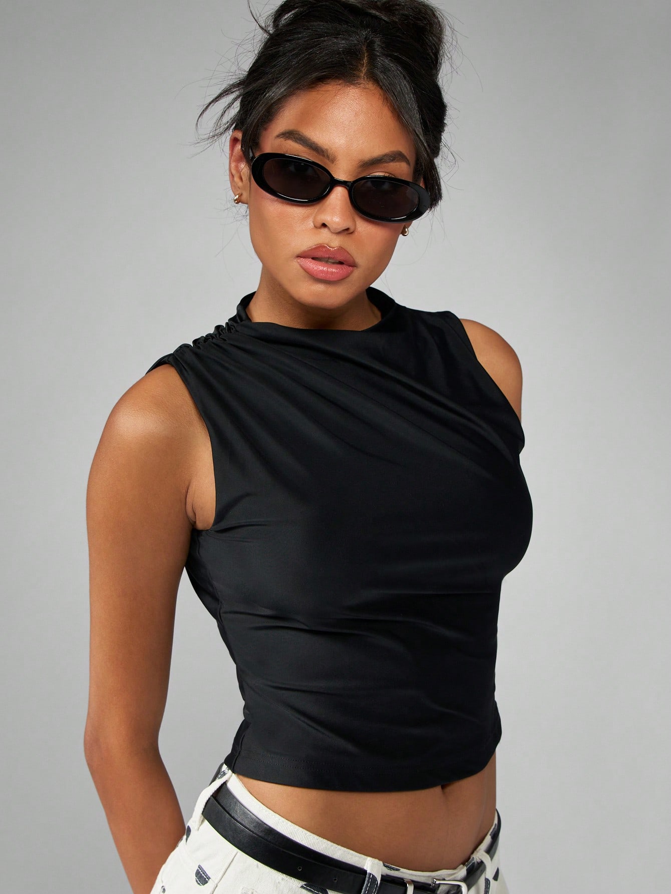 MISSGUIDED Mock Neck Sleeveless Crop Top With Ruched Design｜MISSGUIDED