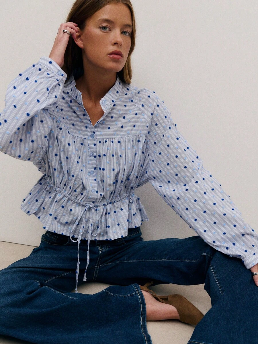 Nöista Camicetta leggera con collo alla coreana e chiusura con bottoni. Presenta uno scollo ...