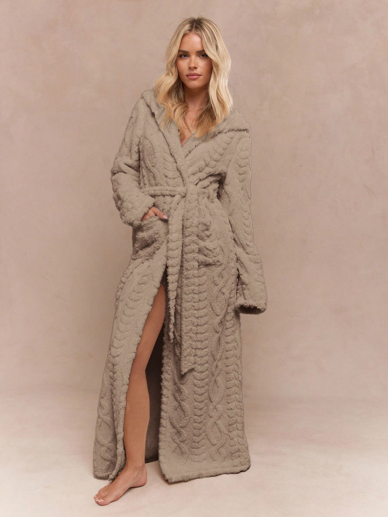 MISSGUIDED Plush Hooded Bathrobe With Cable Knit Texture｜MISSGUIDED
