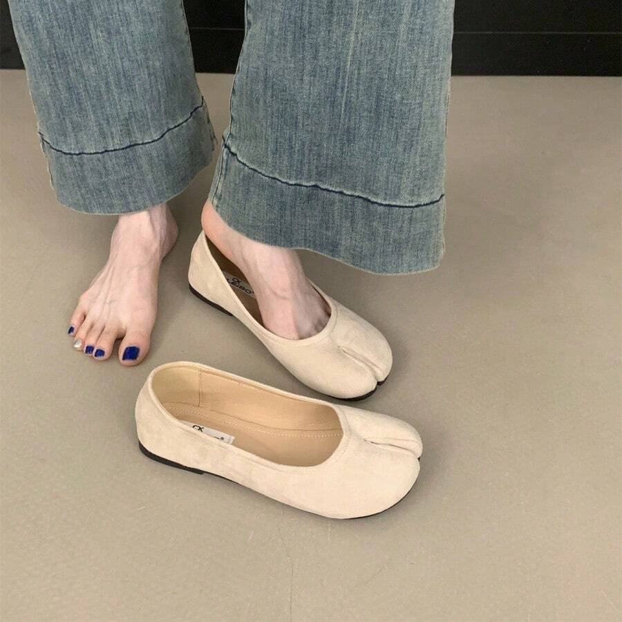 Suede Split Toe Shoes For Women 2025 New Gentle Niche Flat Mouth Pig's ...