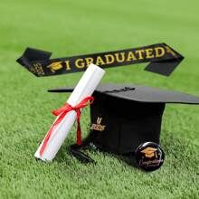 Écharpe tachée "J'ai obtenu mon diplôme" et toque de graduation avec ...