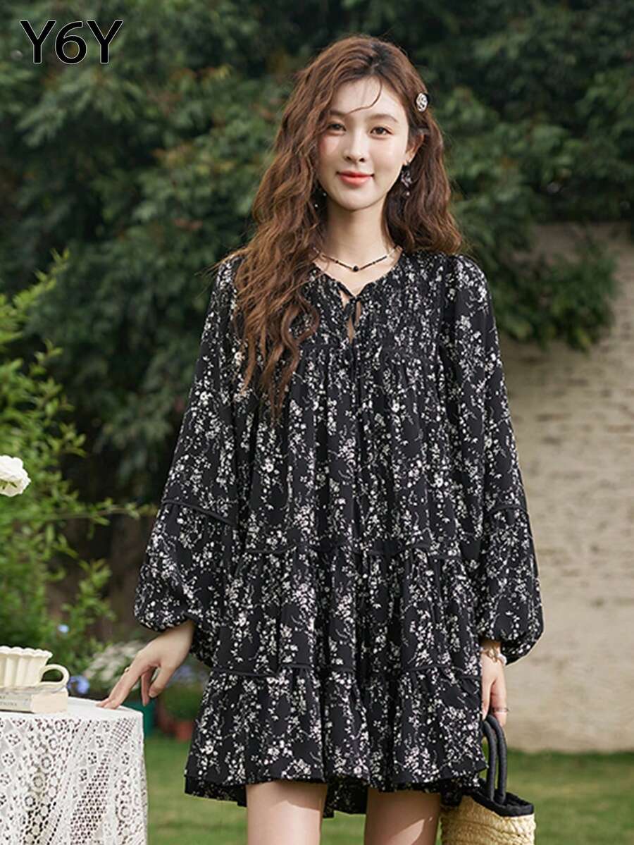 [Y6Y] 女士黑色印花V领长袖A字迷你连衣裙，休闲度假波西米亚风梭织面料 | SHEIN台灣