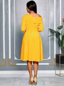 Vestido Midi Assimétrico Amarelo com Ombro à Mostra e Detalhe Plissado ...