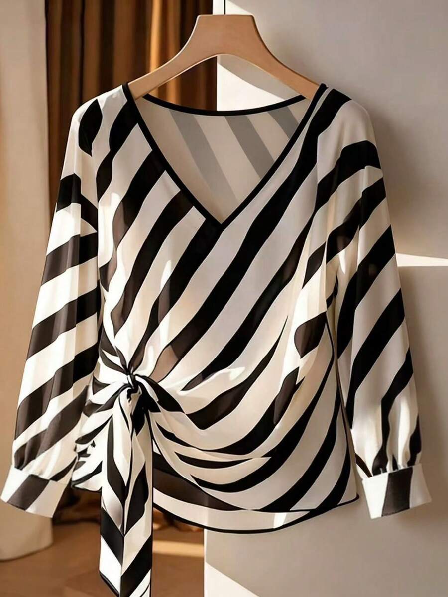 Camicetta di design alla moda, versatile, a righe bianche e nere ...