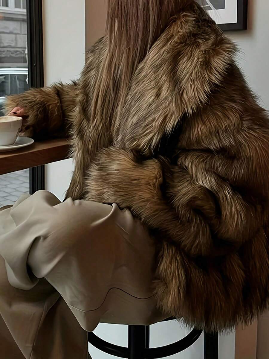 Abrigo de invierno de mujer con cuello de piel sintética esponjosa ...