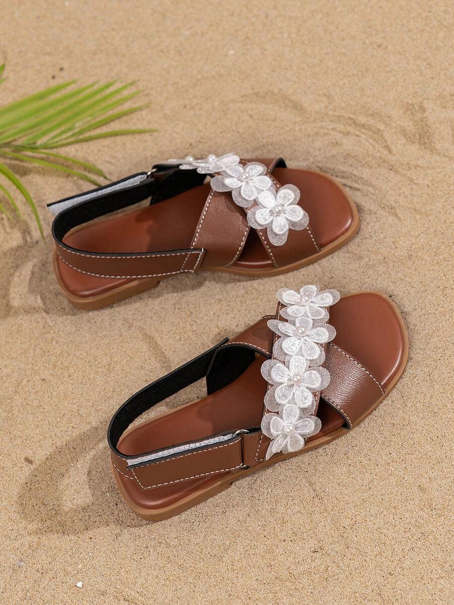 Ein Paar modische farbblockierende Kindersandalen, die neuen bunten ...