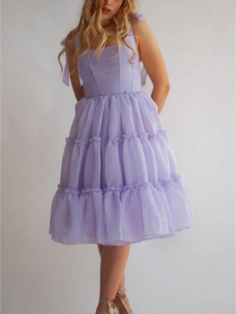 Vestido de cóctel de tul elegante con falda voluminosa, perfecto para ...