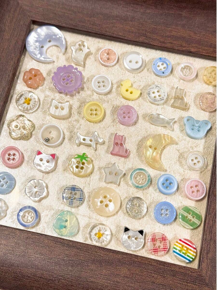 Scatola cieca con bottoni color crema, accessori per decorazione ...