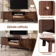 Mueble de TV con puertas y cajones. Mueble de TV de ratán, puertas de ...