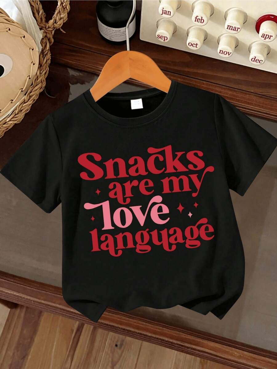 Frase divertida Snacks are my love language en letras rojas y rosas que ...