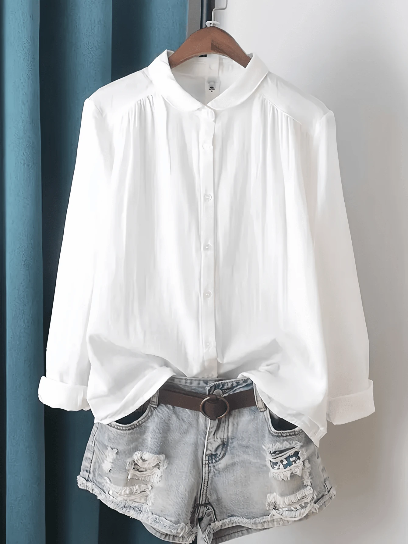 Camisa Branca de Manga Longa com Gola Padre, Detalhe de Pregas na ...