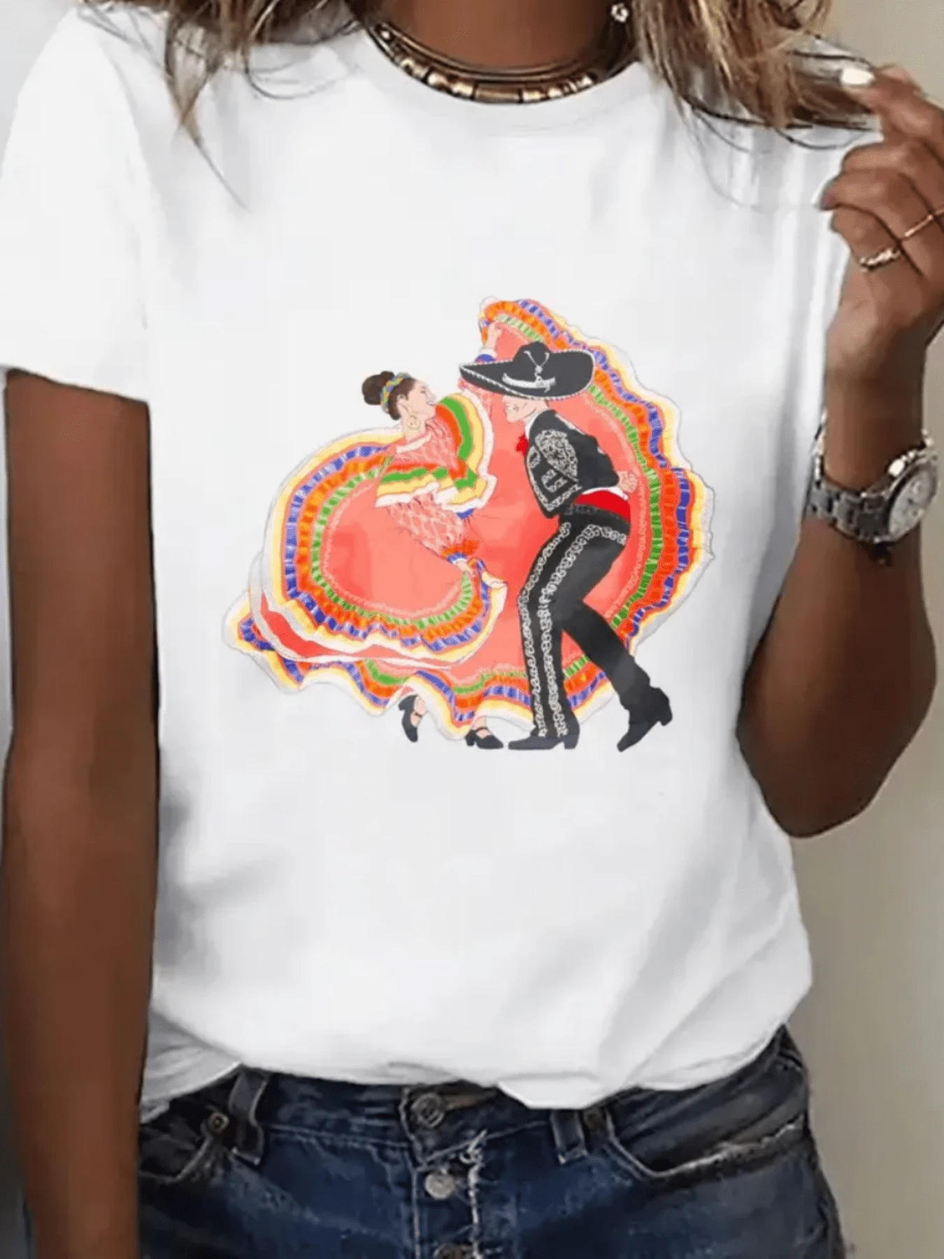 Pareja bailando jarabe tapatío con trajes tradicionales llenos de color ...